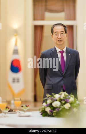 Prime Minister Han Duck-soo speaks at a meeting with Korean residents ...