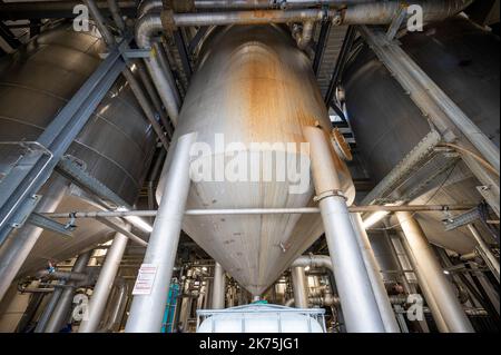 Schwedt, Germany. 17th Oct, 2022. Silos for raw materials and tanks are ...