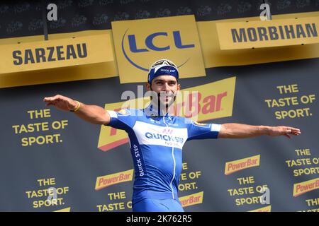 Victoire de Fernando Gaviria (Quickstep) maillot bleu Stock Photo - Alamy