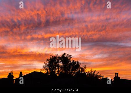 17 October 2022: Dramatic firesky during a colourful sunset, London ...