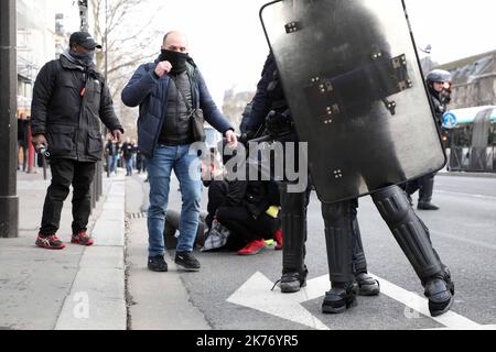 Clashes erupted between the police and the movement of yellow vests Act ...