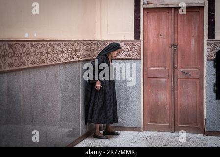 Egypt, woman in the Coptic village Garagos, to the north Luxor Stock ...