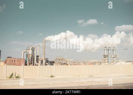/ 20/04/2019 - Egypt / Alexandria - Oil refinery station near the city ...