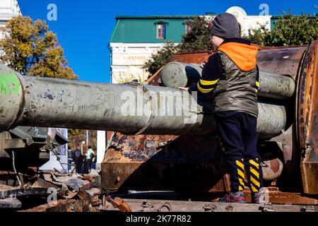 Ukrainian children have fun on the destroyed Russian military equipment ...
