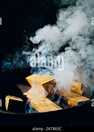 Smoke from falling wood for the barbecue Stock Photo - Alamy