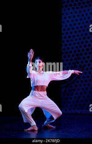 CHOREOGRAPHY Merce Cunningham COMPANY Opera Ballet Vlaanderen MUSIC ...