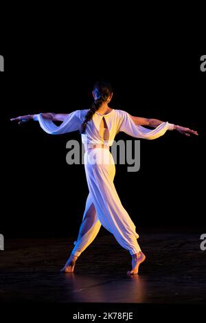 CHOREOGRAPHY Merce Cunningham COMPANY Opera Ballet Vlaanderen MUSIC ...