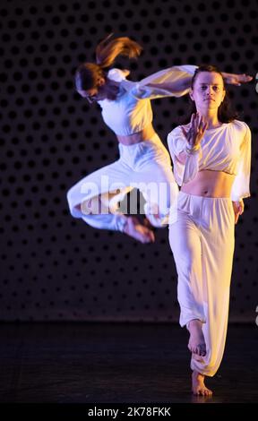 CHOREOGRAPHY Merce Cunningham COMPANY Opera Ballet Vlaanderen MUSIC ...