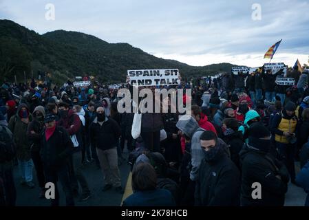 The Tsunami Democratic, a Catalan autonomist movement, blocks the ...