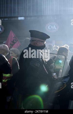 French riots continue throughout Paris Stock Photo - Alamy