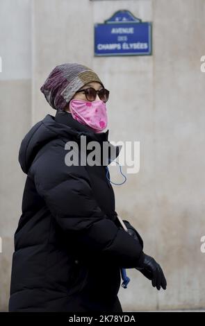 The public wear masks in Paris Stock Photo - Alamy