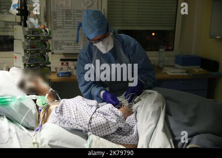 A nurse monitors the equipment. All patients with covid-19 are ...