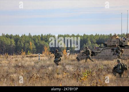 U.S. Army Soldiers dismount a Bradley Fighting Vehicle Stock Photo - Alamy