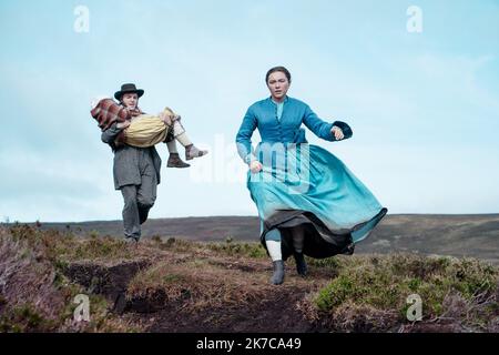 Kíla Lord Cassidy, Tom Burke, Florence Pugh, "The Wonder" (2022). Photo ...