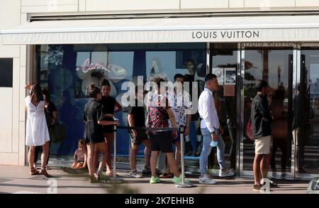 ©PHOTOPQR/NICE MATIN/Patrice Lapoirie ; Cannes ; 12/08/2021 ; clientèle ...