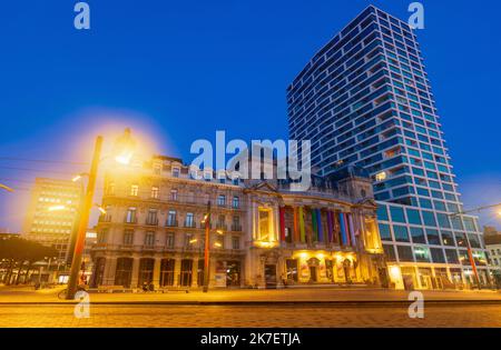 Evening photo of Vlaamse Opera, Antwerp Stock Photo - Alamy