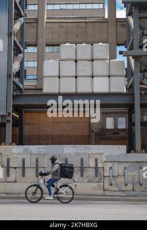 Courier On Bicycle Delivering Food In City Stock Photo - Alamy
