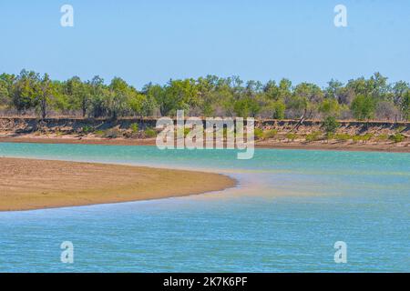 Scenic view of the Albert River, Burketown, Gulf of Carpentaria ...
