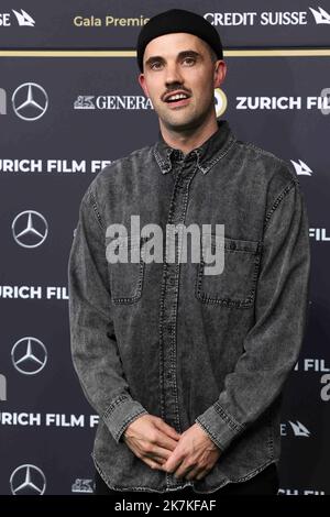 VALENTINA DI PACE and DOMINIK FELLMANN in 99 MOONS (2022), directed by ...