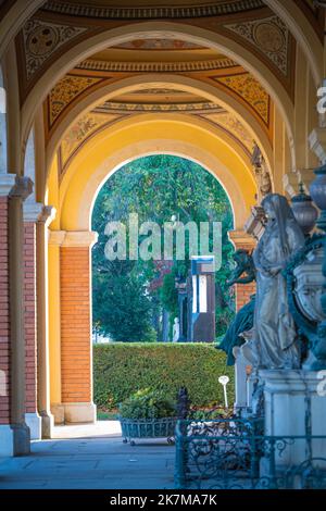 Vienna central cemetery gate 2 in Simmering Stock Photo - Alamy