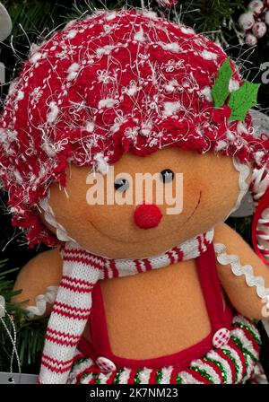 Cute gingerbread man with christmas tree and blurry sparkle background ...