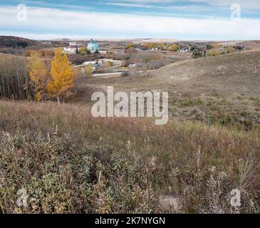 High angle view of the village of Rosebud in the Rosebud Valley in ...