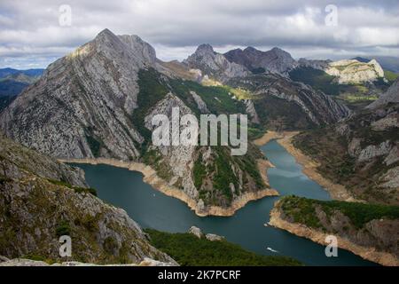 Perspective from the top of Gilbo Peak - 1674m high at Park Regional ...