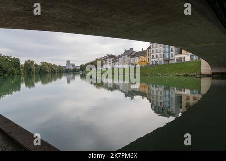 Pont Aspirant de Rouge - Rue Carnot Bridge over the River Marne in ...