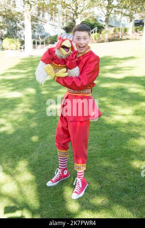 Jamie Leahey and Chuck, All star cast in sumptuous costumes at the ...