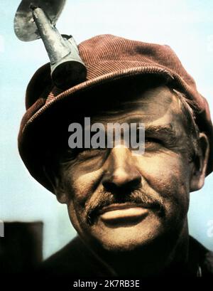 THE MOLLY MAGUIRES, director Martin Ritt (standing) on set, 1970 Stock ...