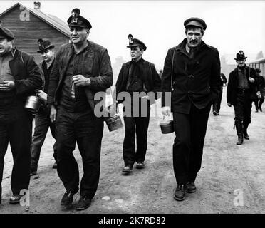 THE MOLLY MAGUIRES, director Martin Ritt (standing) on set, 1970 Stock ...