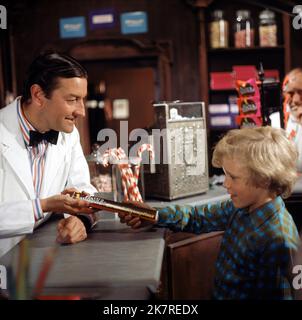 PETER OSTRUM, WILLY WONKA and THE CHOCOLATE FACTORY, 1971 Stock Photo ...