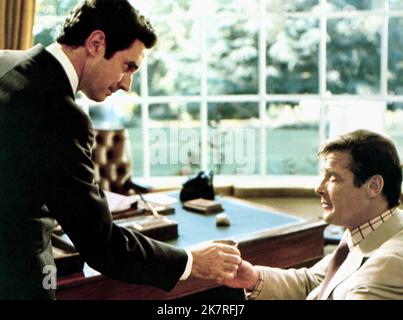 GOLD, Bradford Dillman, Roger Moore, 1974 Stock Photo - Alamy