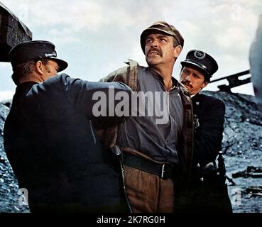 THE MOLLY MAGUIRES, director Martin Ritt (standing) on set, 1970 Stock ...