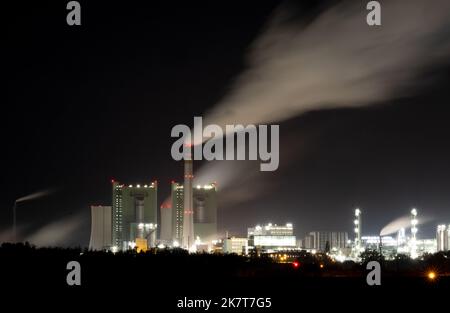 Schkopau, Germany. 19th Oct, 2022. The Schkopau lignite-fired power ...