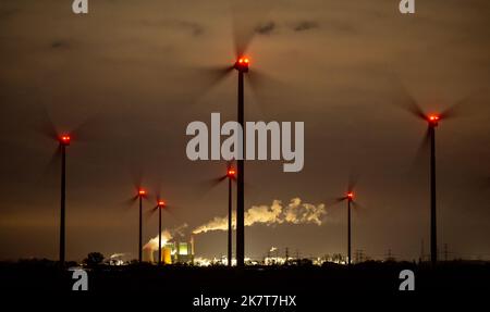 Schkopau, Germany. 19th Oct, 2022. The Schkopau lignite-fired power ...