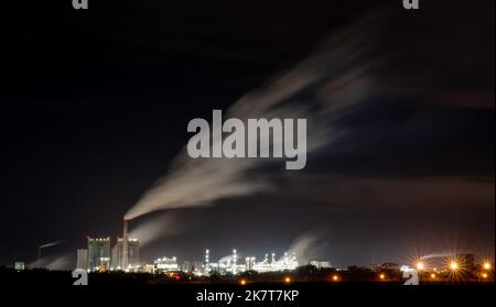 Schkopau, Germany. 19th Oct, 2022. The Schkopau lignite-fired power ...