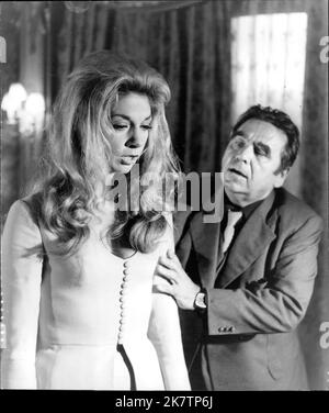 Kommissar Trimmel (Walter Richter) hat auf seiner Reise in die DDR, die ...