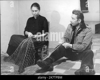 Theaterstück "Die Gewehre der Frau Carrar" - Eine Szene aus der Brecht ...