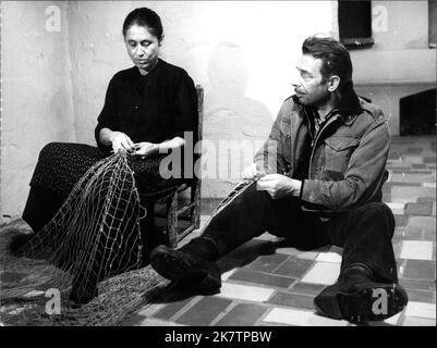 Theaterstück "Die Gewehre der Frau Carrar" - Eine Szene aus der Brecht ...