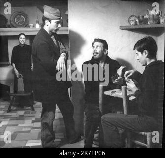 Theaterstück "Die Gewehre der Frau Carrar" - Eine Szene aus der Brecht ...