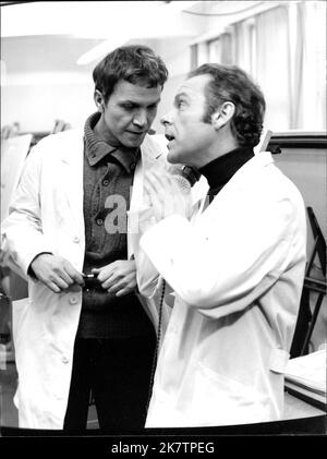 Unsere heile Welt (1972) - Walter Eickhoff (Rüdiger Lichti) mit den ...