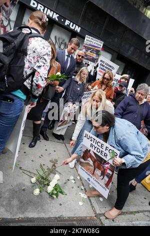 Protesters place flowers and placards on the steps of the Belgium ...
