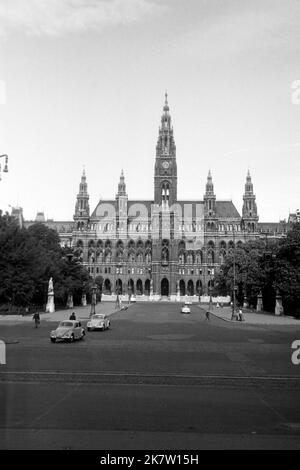 Das neugotische Wiener Rathaus an der Ringstraße, um 1962. Vienna Town ...