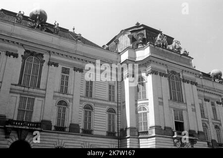 Der Josefsplatz in Wien mit Reiterstatue von Joseph II. vor dem ...