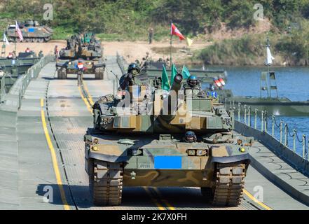 River crossing drill South Korean Army's K2 tanks cross the Namhan ...