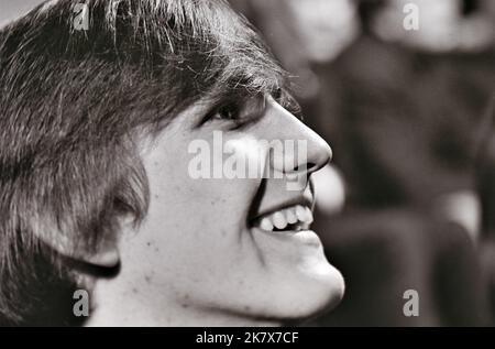 WAYNE FONTANA English pop musician with his wife Suzanne in 1965 Stock ...