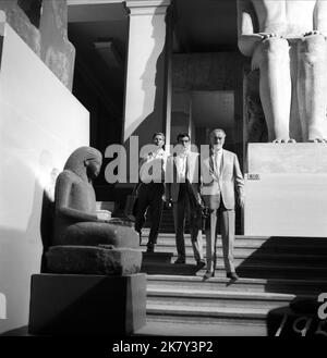 John Meillon, George Sanders & Richard Johnson Film Cairo (1963 ...