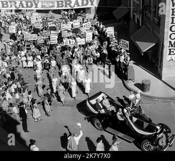 Scene from the 1960 film 'Inherit the Wind' featuring Fredric March as ...