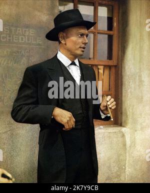 INVITATION TO A GUNFIGHTER, Yul Brynner, 1964 Stock Photo - Alamy